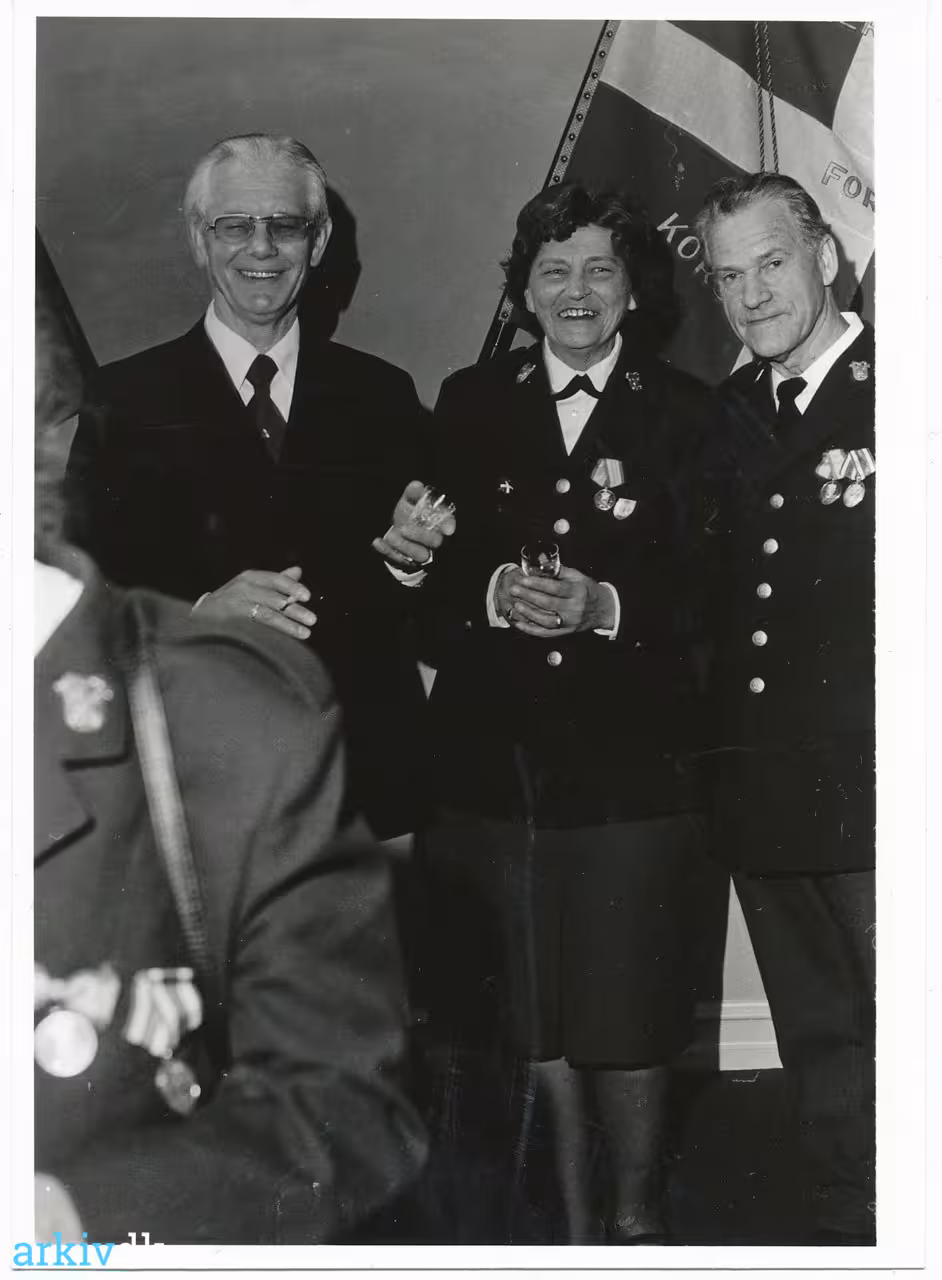 arkiv.dk | Jubilarer ved Hjemmeværnet - Erling Henriksen, Anni Kristensen og Peter Martin Legene.