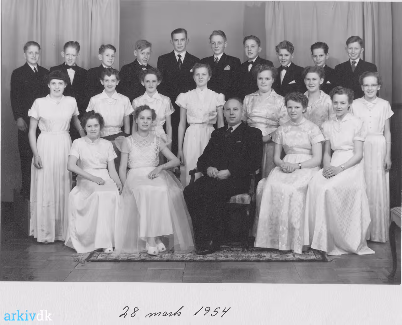 arkiv.dk | Konfirmation Vorgod Kirke 1954 ved sognepræst Nørlund Christensen