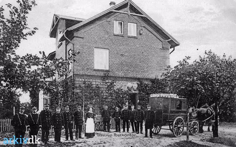 arkiv.dk | Personale samt hestevogn foran Taas- trup Postkontor