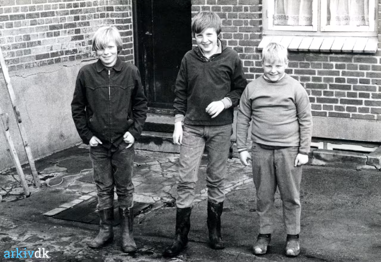 arkiv.dk | Billeder af 3 børn fra Sdr. Resen ca. 1970.