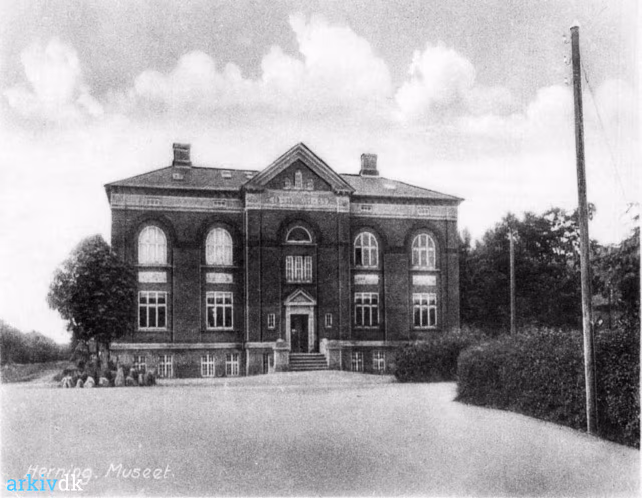 arkiv.dk | Facaden af Herning Museum, Museumsgade 32 Herning. Postkort.