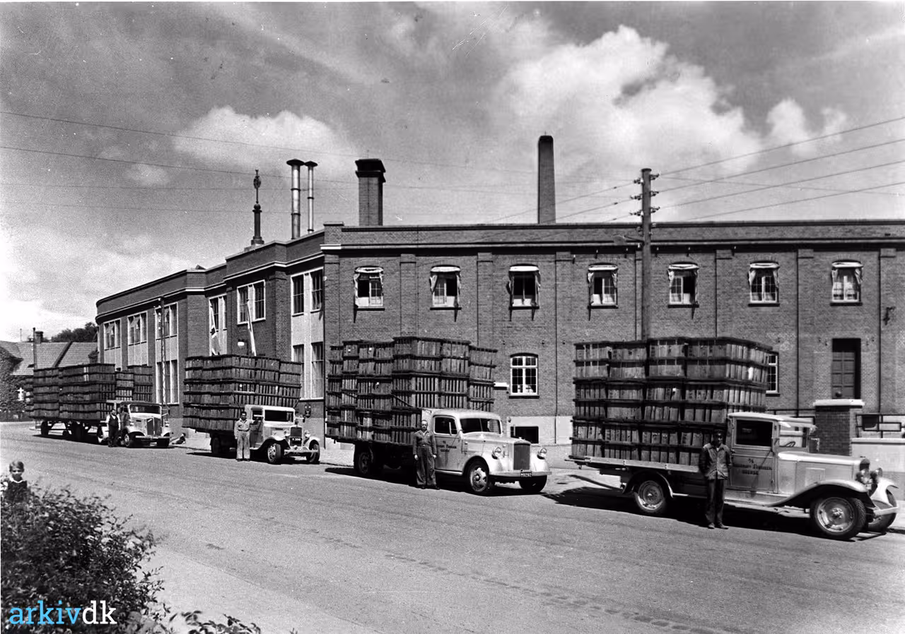arkiv.dk | A/S Haustrups Fabrikker 1937. Facade mod Tolderlundsvej og virksomhedens vognpark.