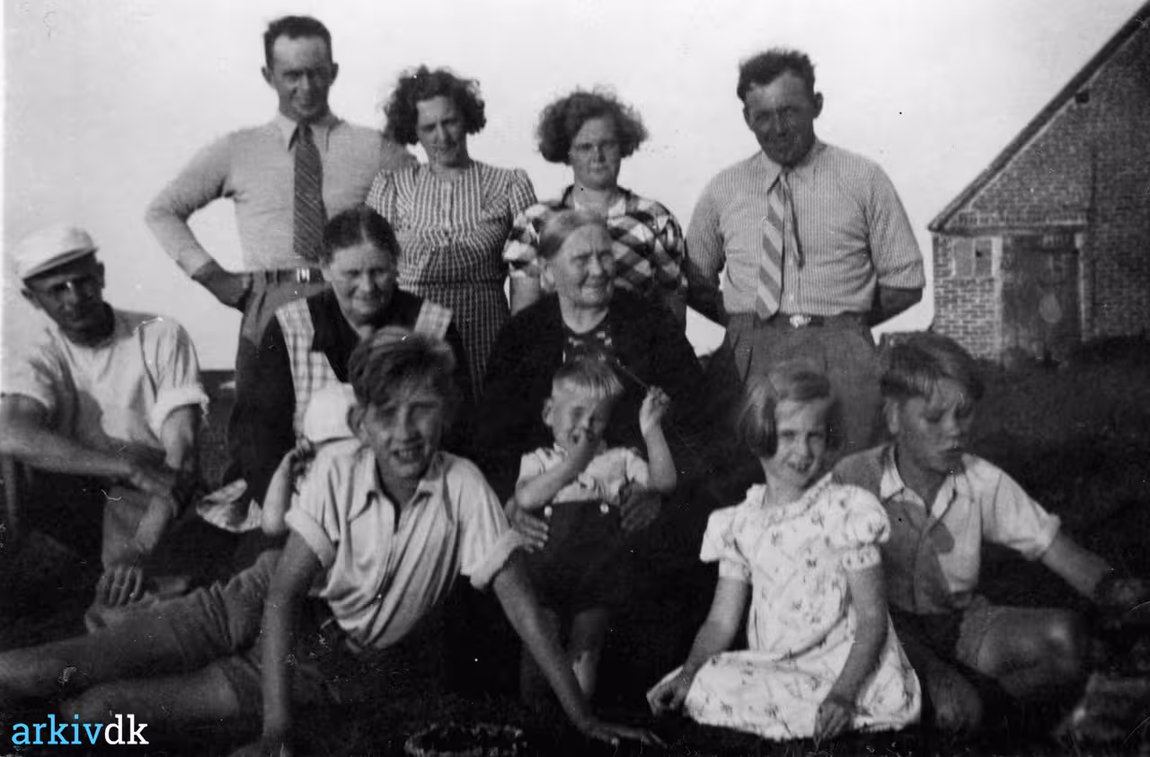 arkiv.dk | Familien samlet på gården Sandholm, Harboøre ca. 1930