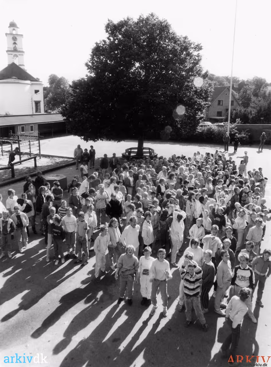 arkiv.dk | Riis Toft Skolen, børn i skolegården.