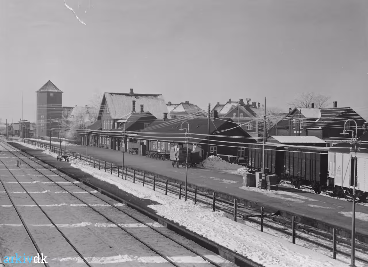arkiv.dk | By billed fra Vemb by, stationen, Stationsvej 6, 7570 Vemb