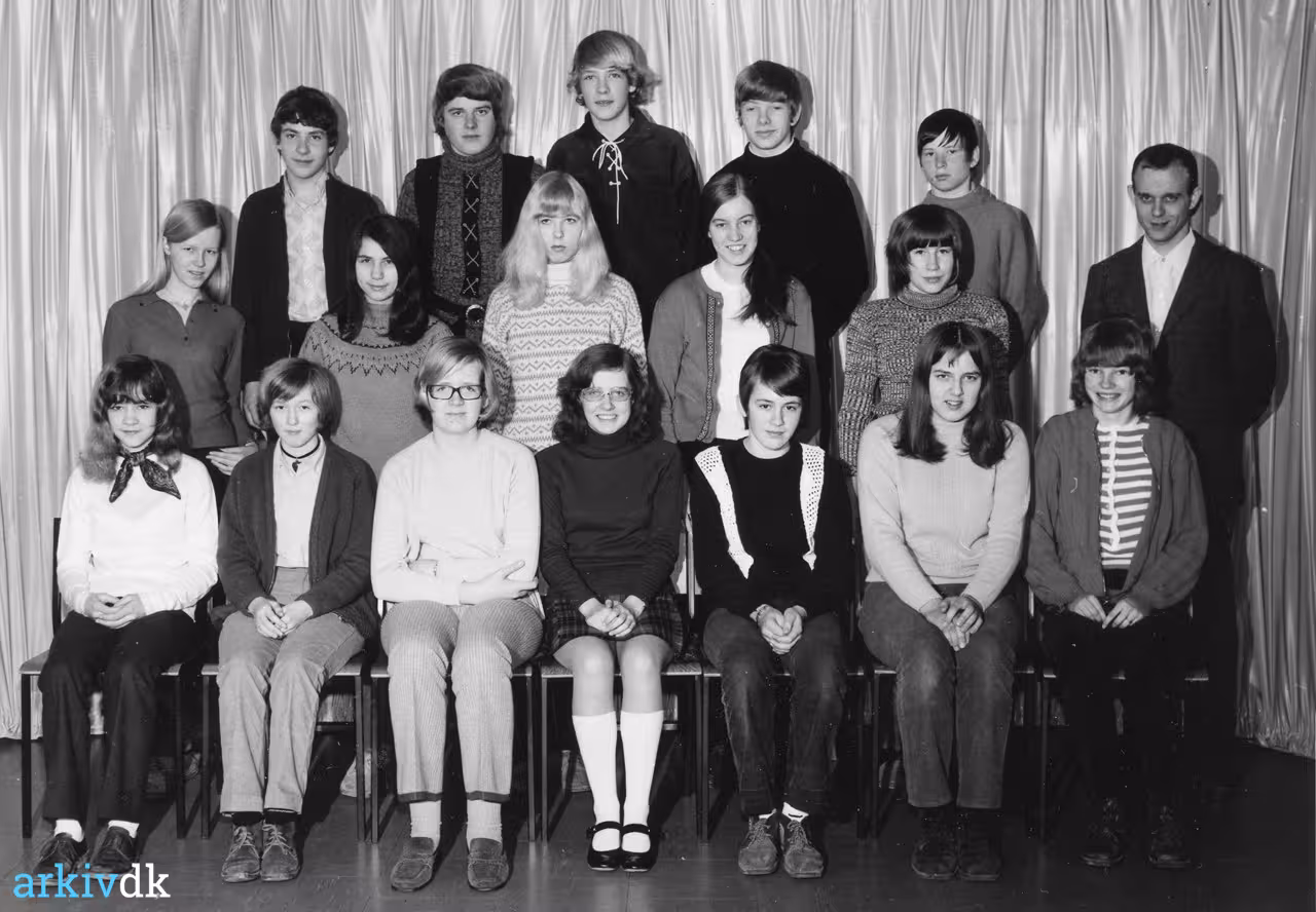 arkiv.dk | Stensved Skole, Skolebillede. 1. real. Marts 1971