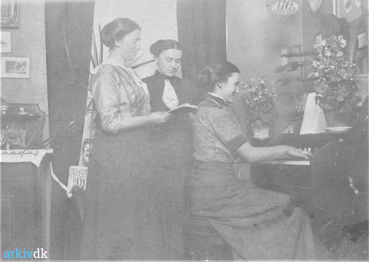 arkiv.dk | Kristine Rasmussen ved klaveret, Venslev