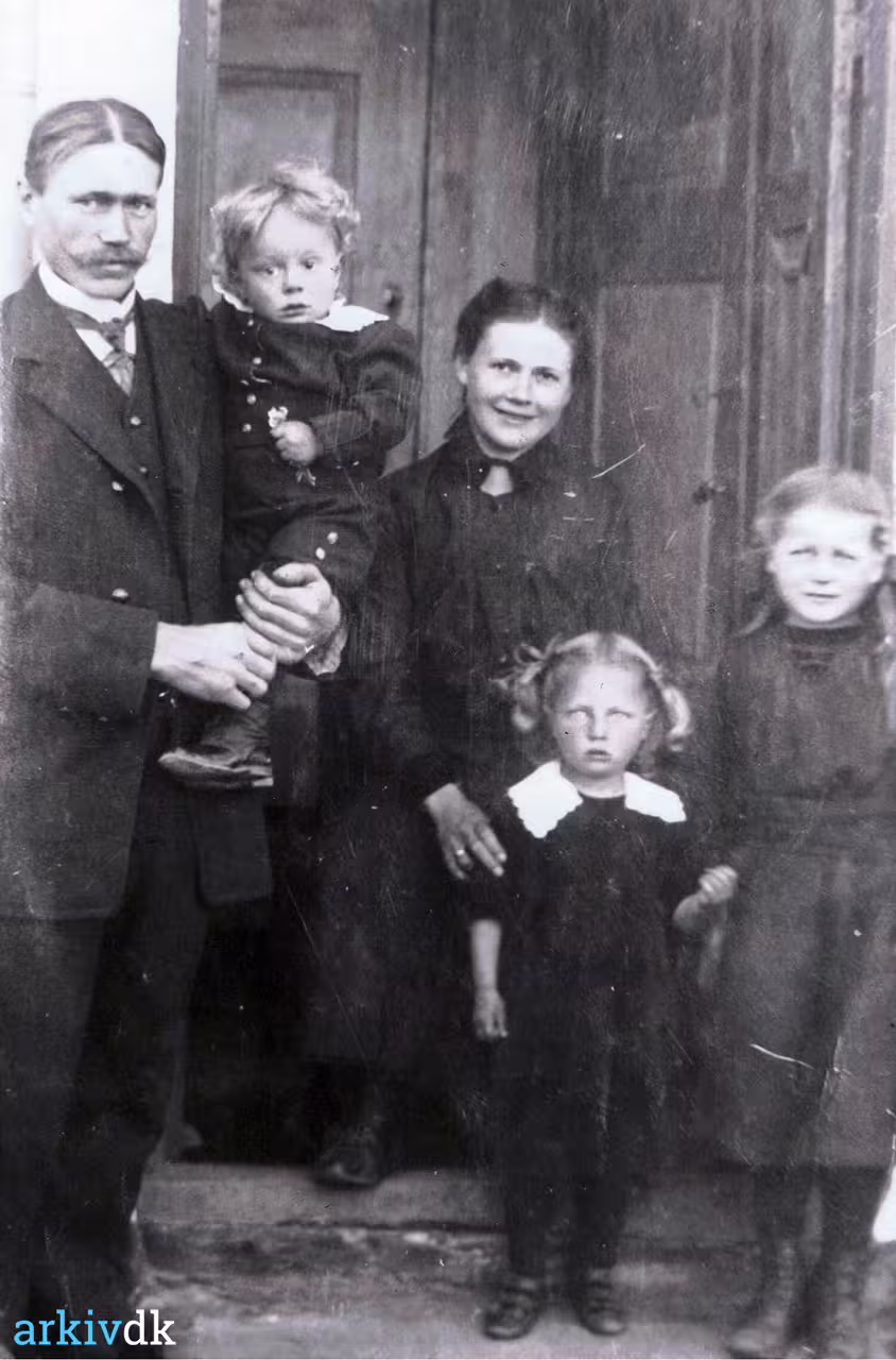 arkiv.dk | Kristine og Niels Nielsen med børn. Kirke Søby. 1918