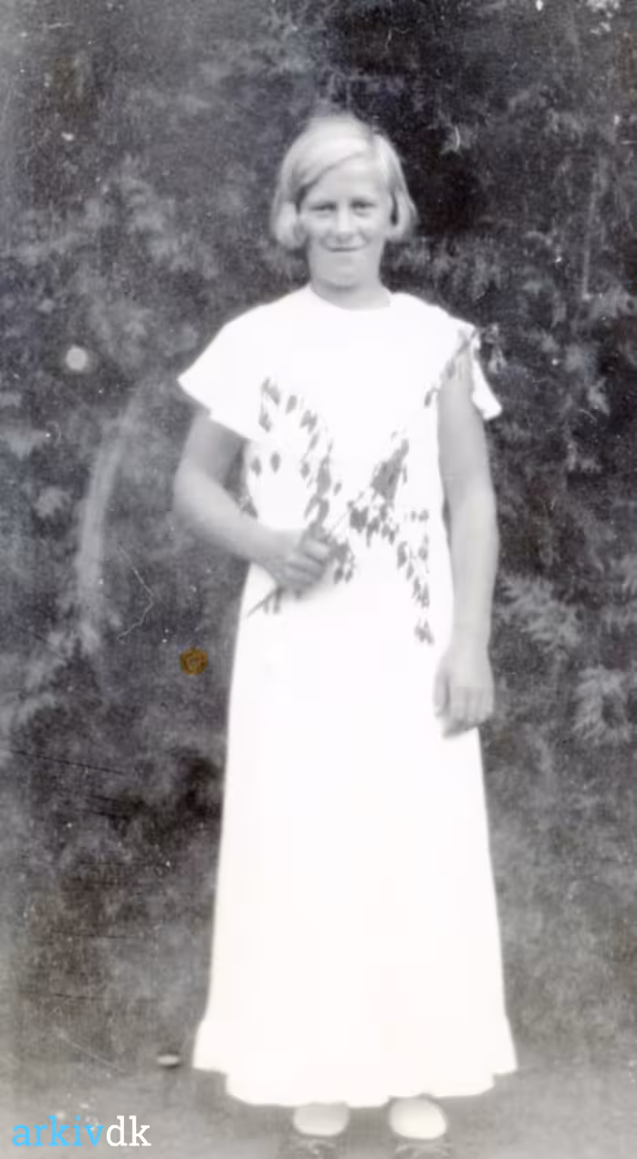 arkiv.dk | 1933 ca Paula Rasmussen f. 1919, konfirmation 1933, g ...