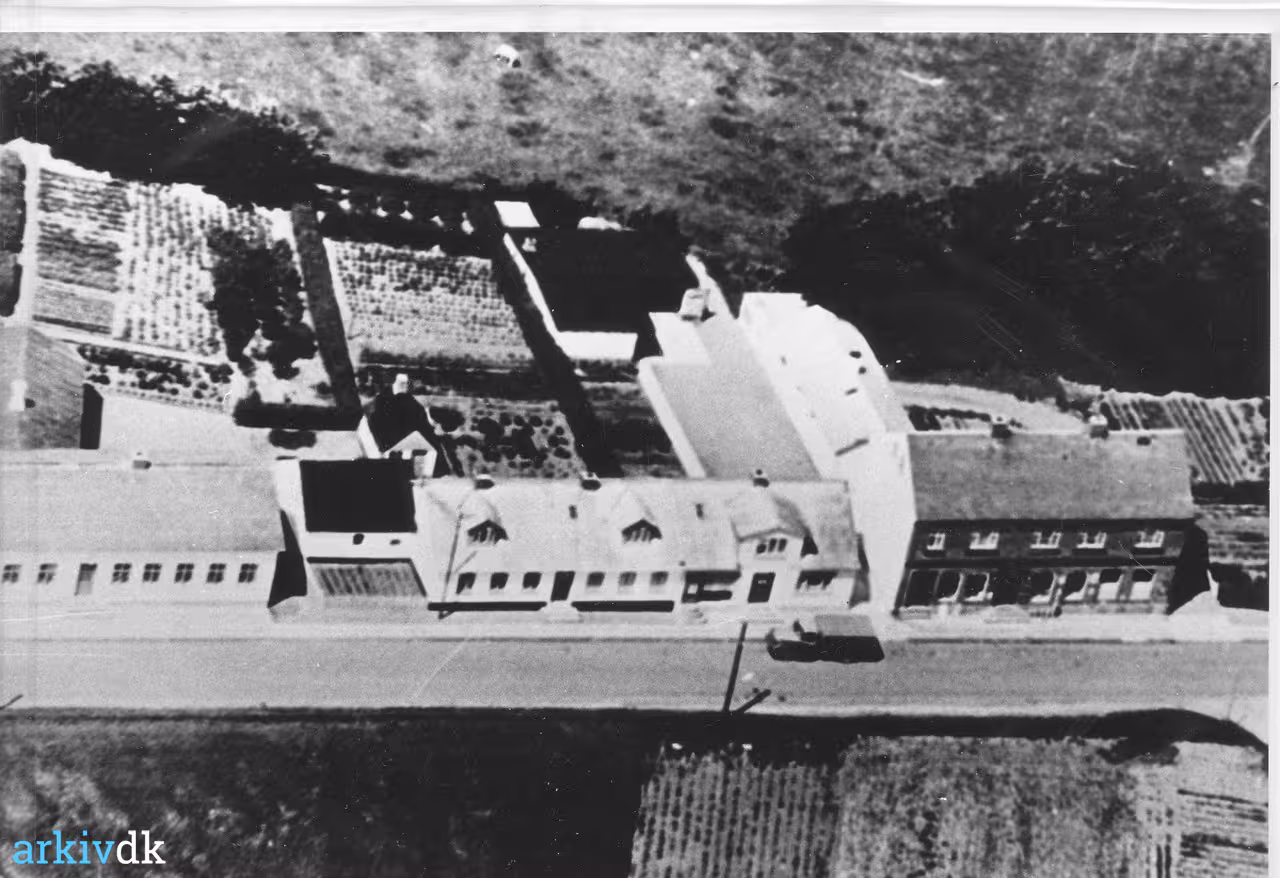 arkiv.dk | Aastrup By set fra luften