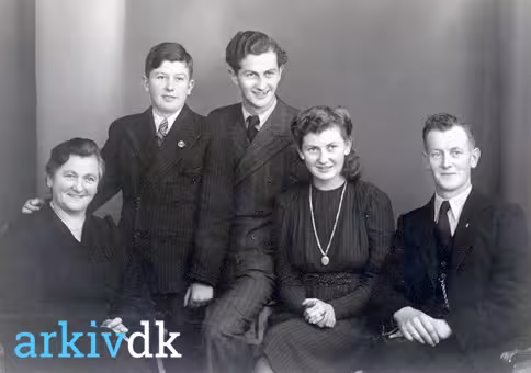 arkiv.dk | 1943 ca. Martin og Else Dalgaard m/ og børn, Glynge