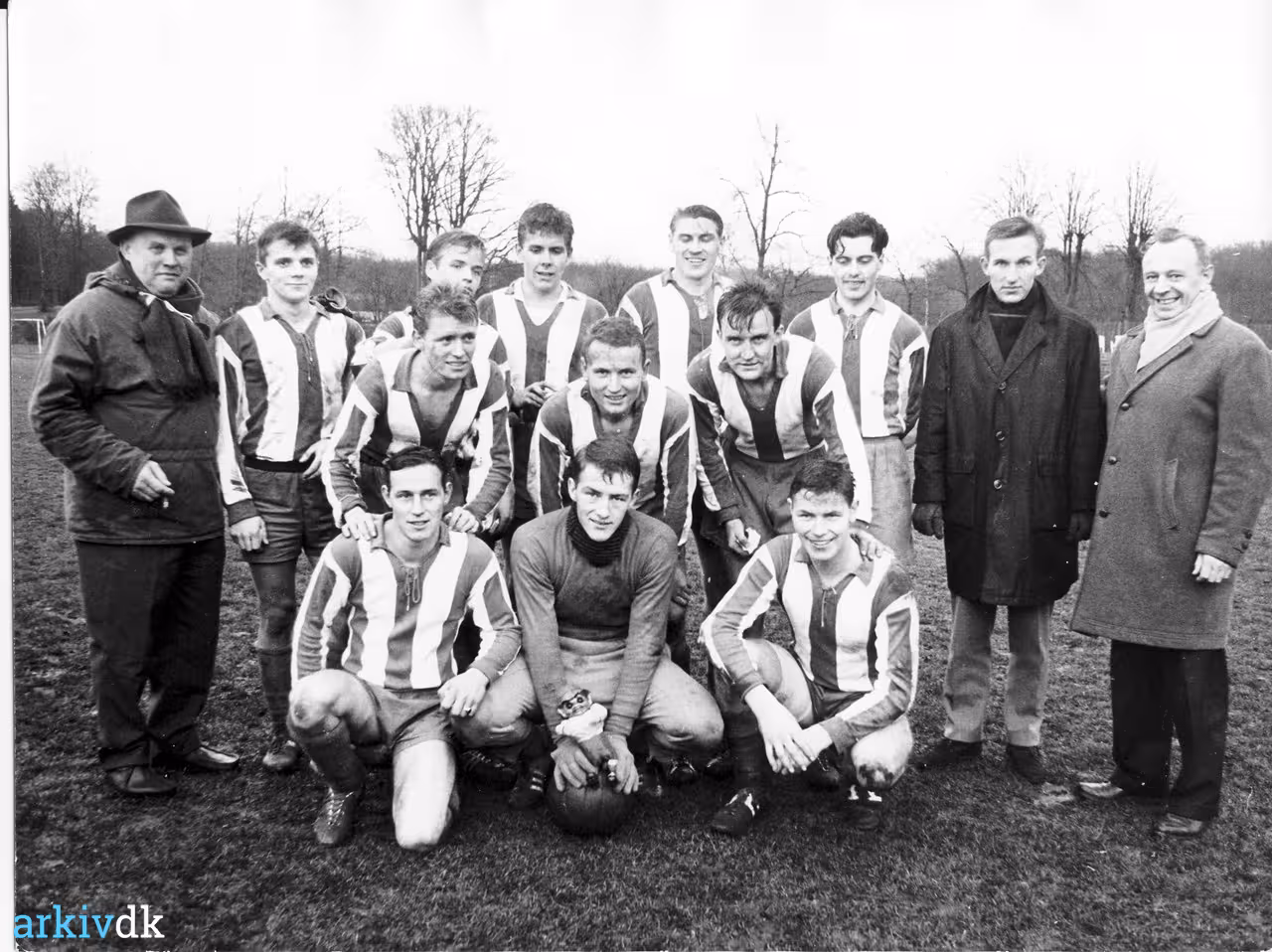 arkiv.dk | Rudegård Stadion, Kongevejen, Holte. Holte Idrætsforening, fodboldafd. Forrest fra v ...