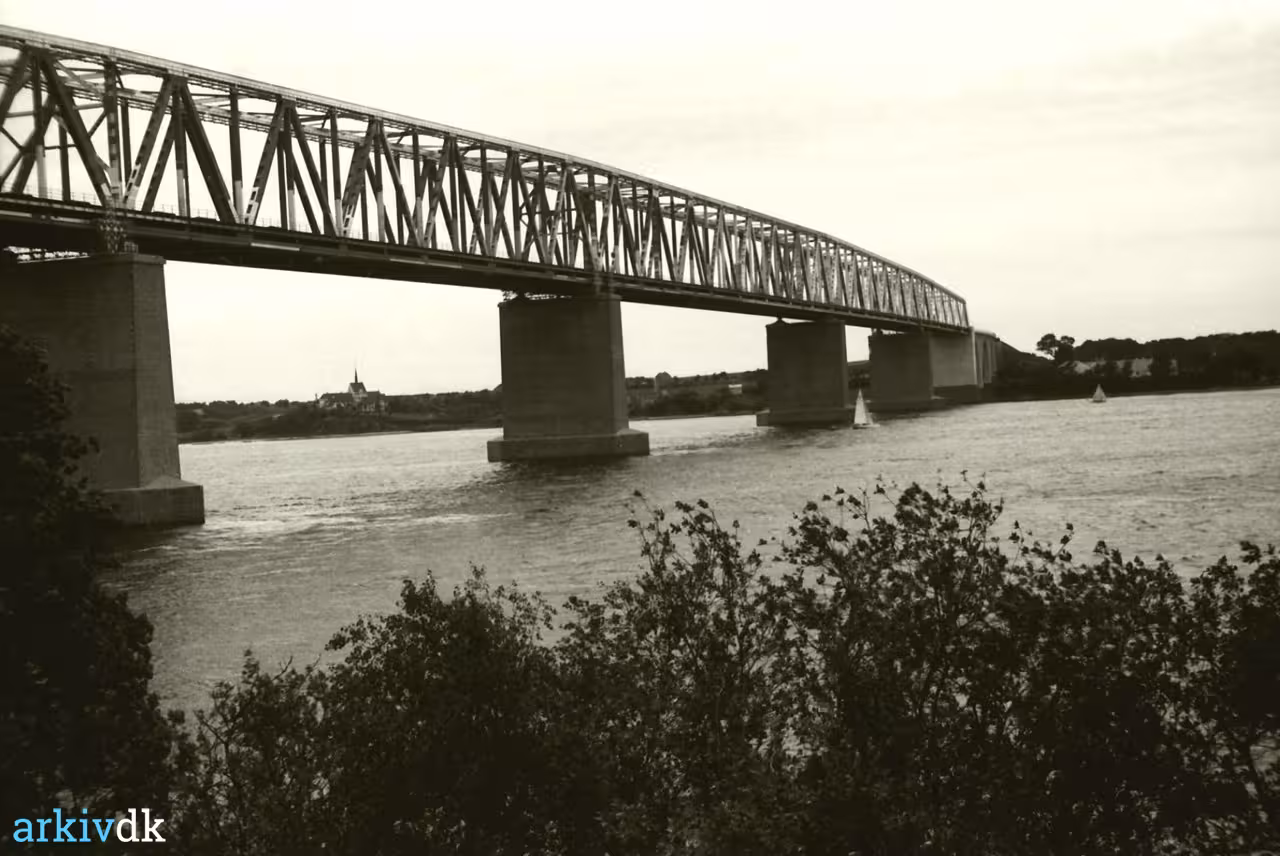 arkiv.dk | Vojens Ungdomsskole. Fotos fra elevudflugt med udsigt til Fyn.