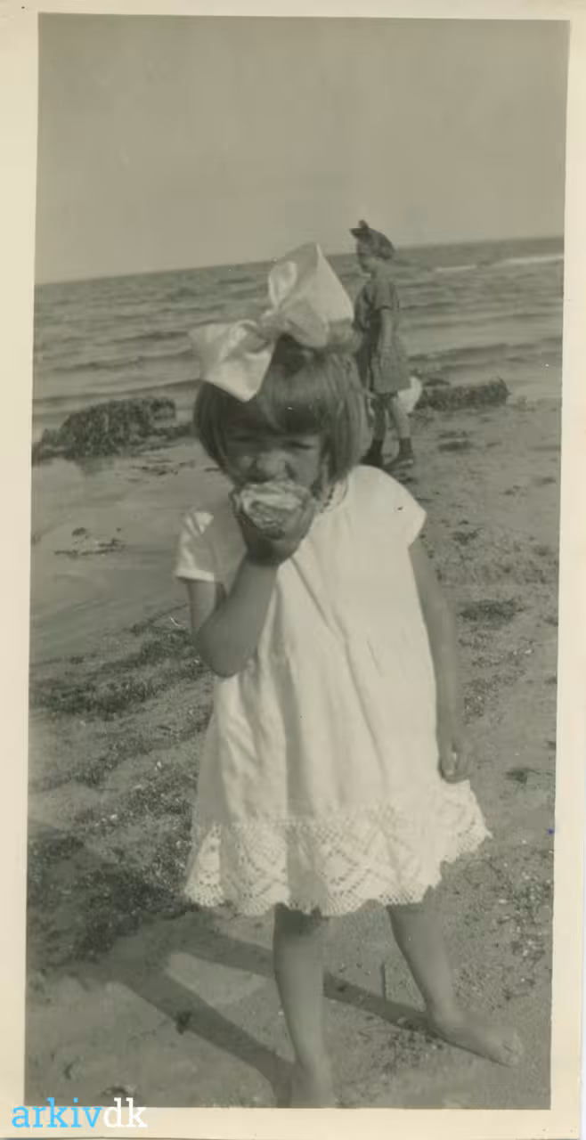 arkiv.dk | Ada Christensen, Otto Christensen og ubekendt pige ved Søndre Strand.