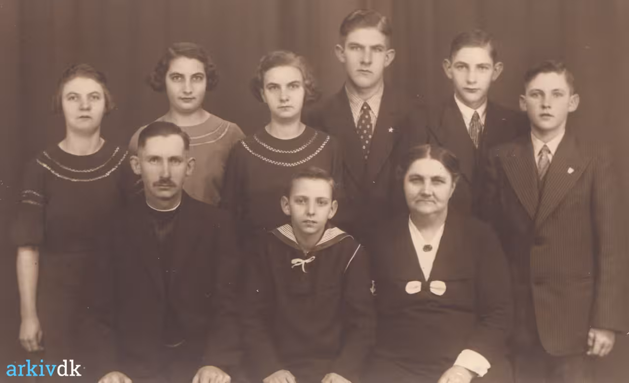 arkiv.dk | Pedersen, Jacob og hustru Anne Marie f. Graversen med børn Gården Damgaard i Rindum