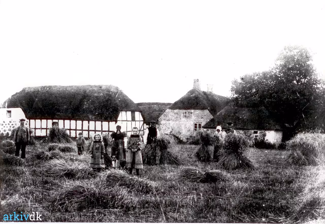 arkiv.dk | Tre generationer på Balgårdsvej 26 i Gassum. Familien Rousing.