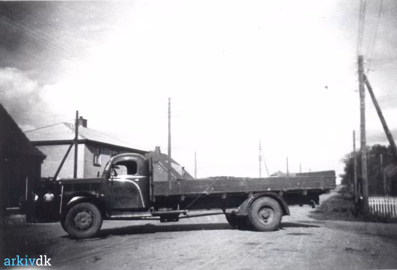 arkiv.dk | Vognmand Evald Jensens Opel lastbil, Gærum, ca. 1950.