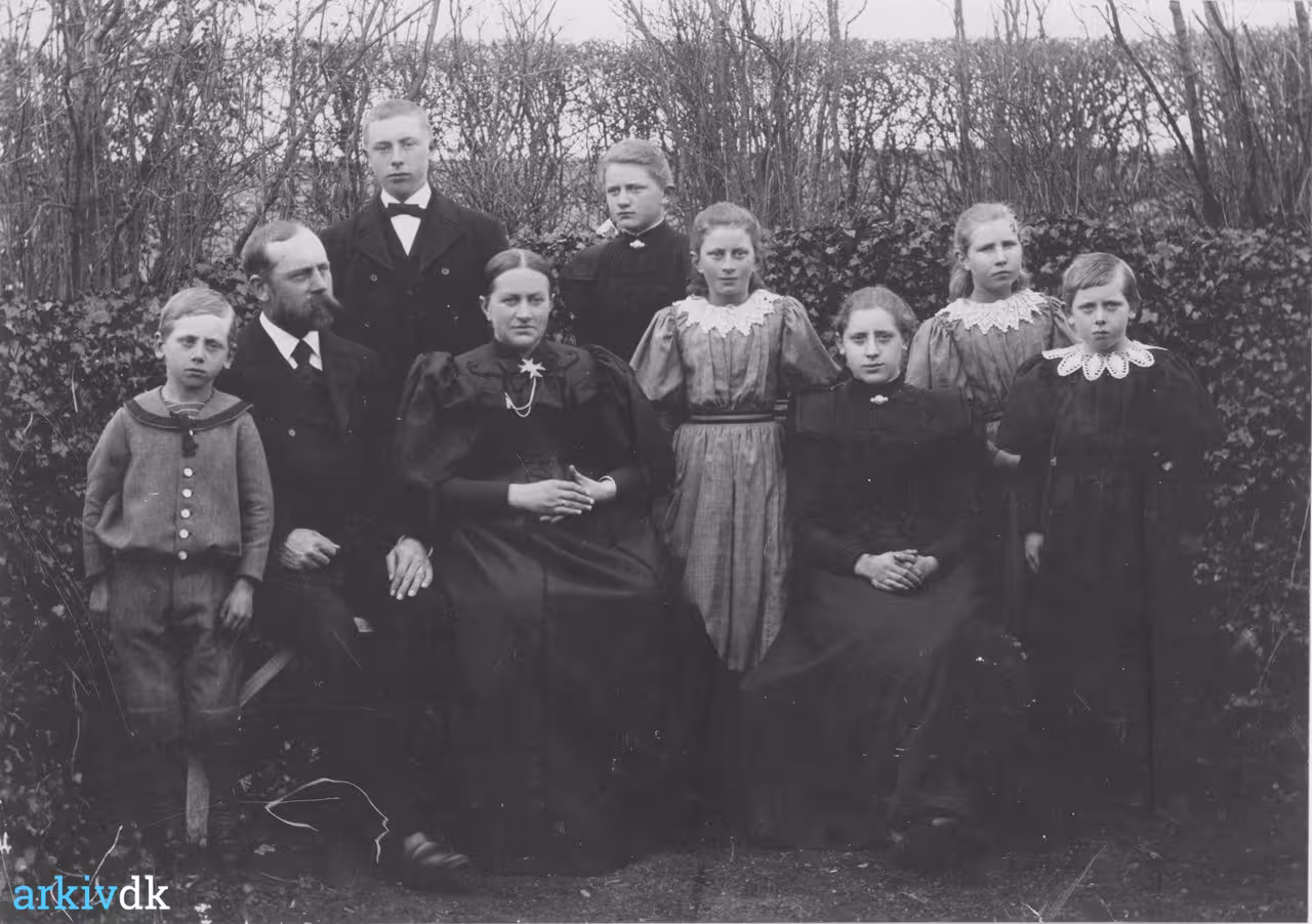arkiv.dk | Familien Okholm. Formodentlig taget i Bølling, hvor de boede.