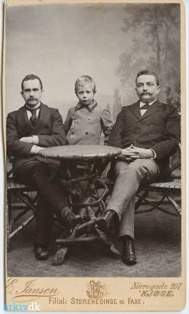 arkiv.dk | Fra vestre redaktør N.P. Nielsen, ubekendt dreng. Manden til højre skulle angiveligt ...