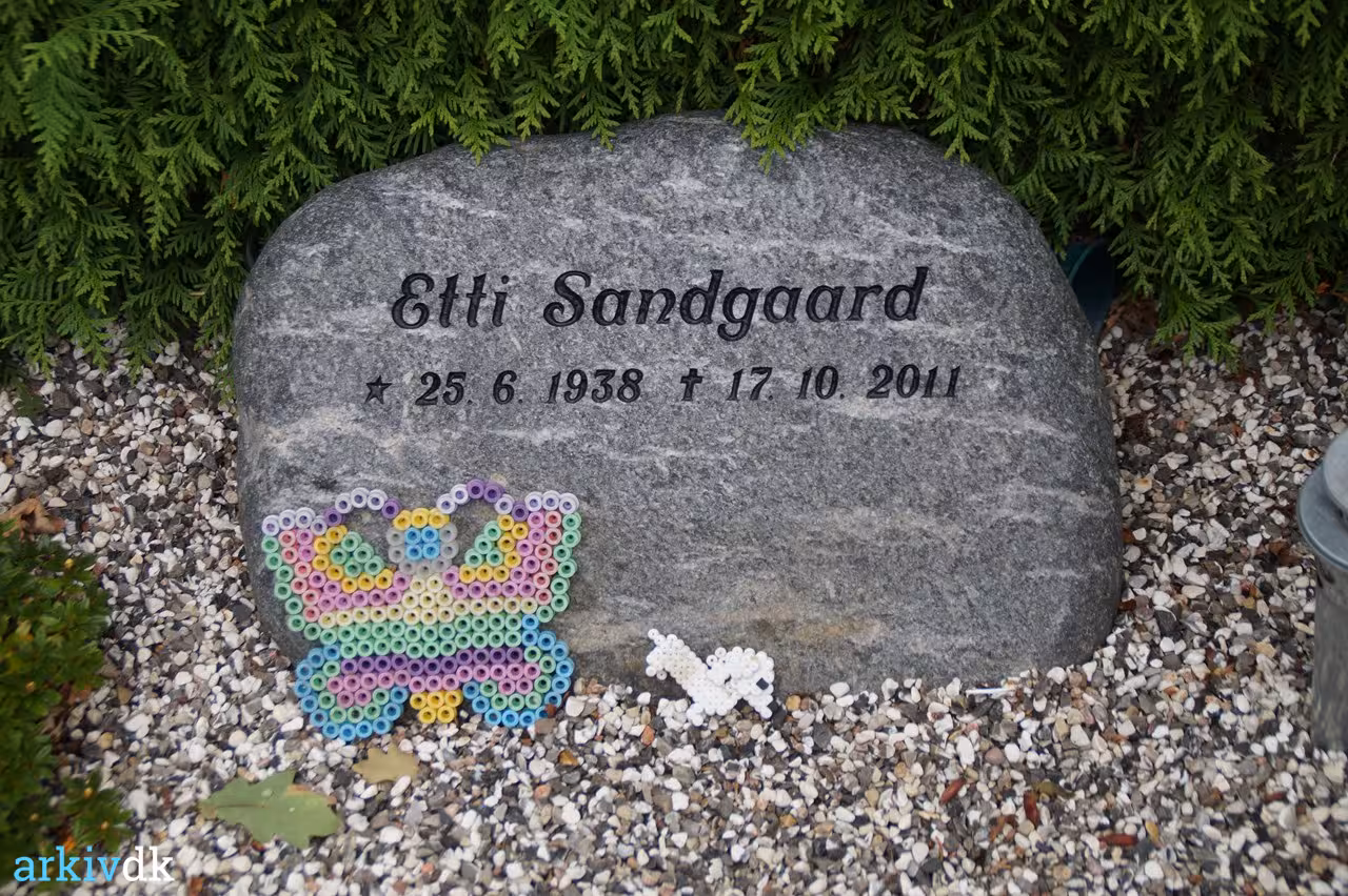 arkiv.dk | Etti Sandgaard. Gravsten på Beder kirkegård