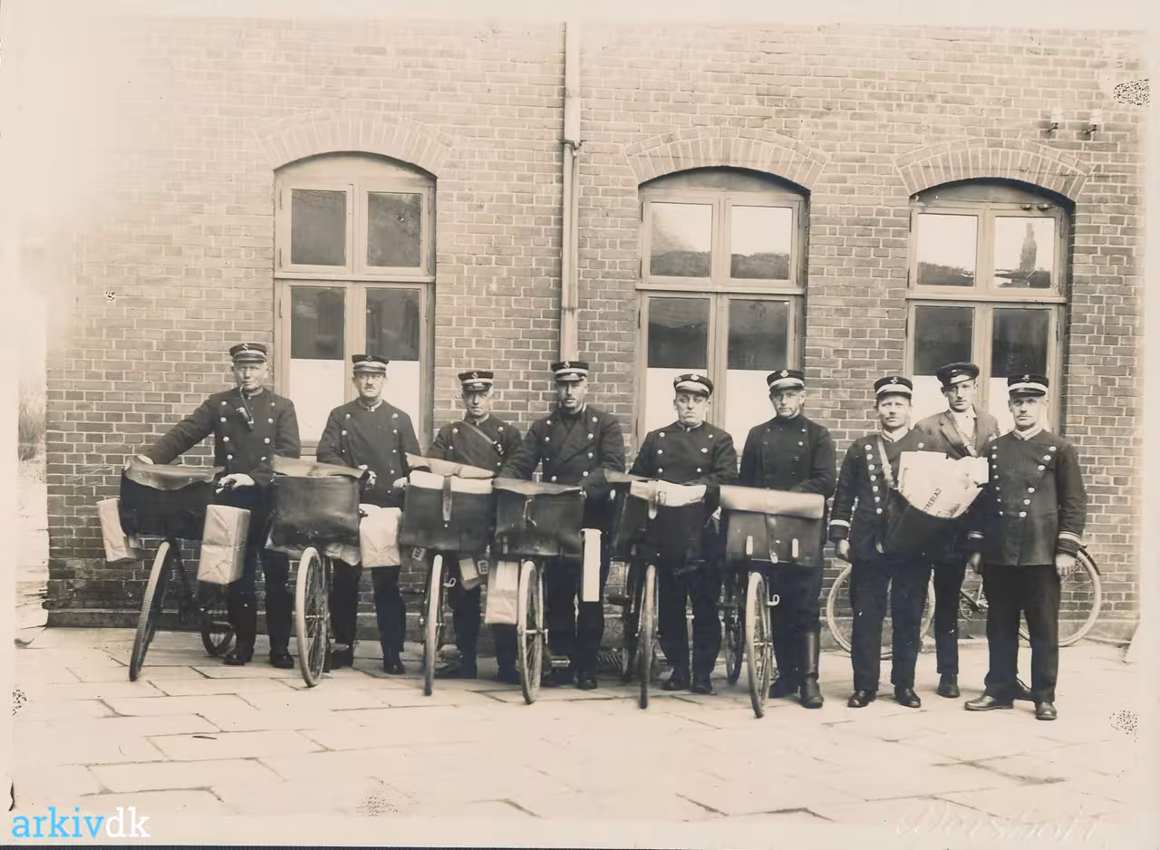 arkiv.dk | Postbude Ringe Postkontor. Ca. 1935.