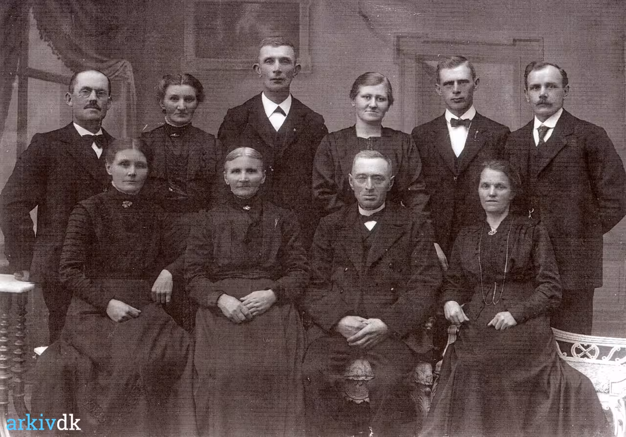 arkiv.dk | Dorthea og Peder Christian Nielsen, Groben med deres 4 børn og svigerbørn, Groben 18 ...