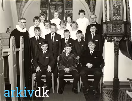 arkiv.dk | 1968 Konfirmation Åsted, med pastor Clausen og lærer Lorentzen - fotograferet foran ...