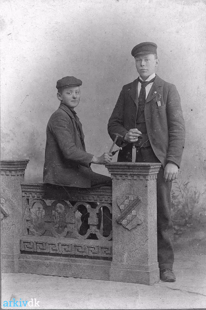 arkiv.dk | Portræt: Glarmester Holger Ingvar Pedersen og lærling