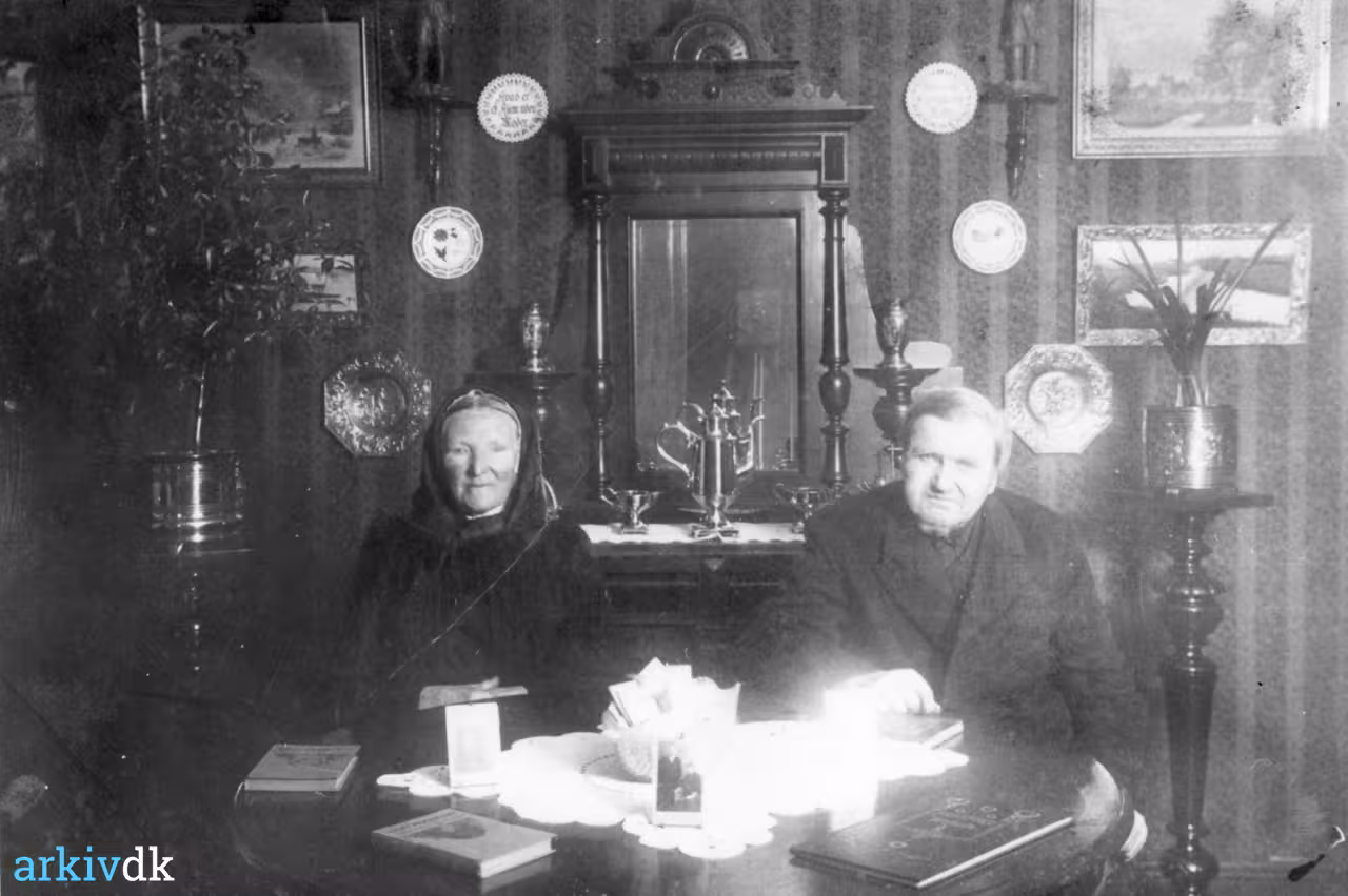 arkiv.dk | Niels Larsen Mortensen og Kirstine Larsen Mortensen. Husmand i Støvring. Ca. 1915 ...