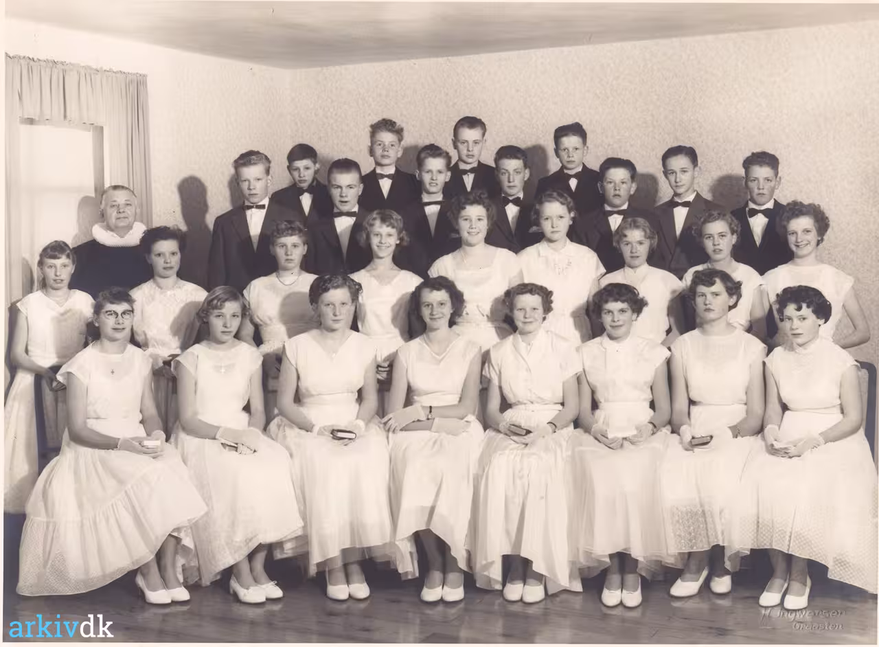 arkiv.dk | Konfirmation i Bov Kirke . Pastor Bach