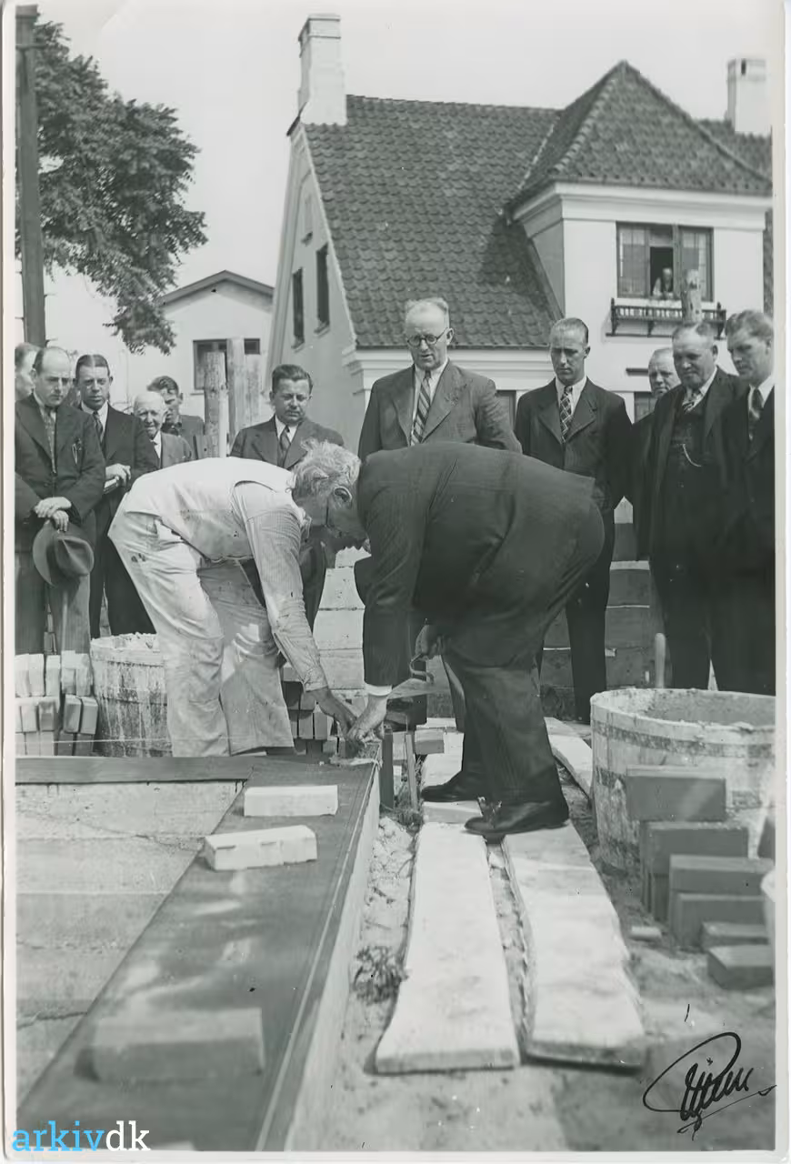 arkiv.dk | Borgmester Niels Koefoed lægger grundstenen til aldersrenteboligerne på Slagterivej ...