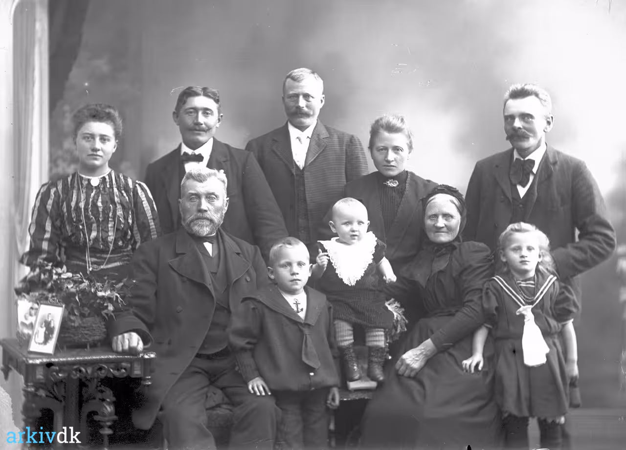 arkiv.dk | Familieportræt - Bestilt af Niels Mikkelsen, Egtved, 1907