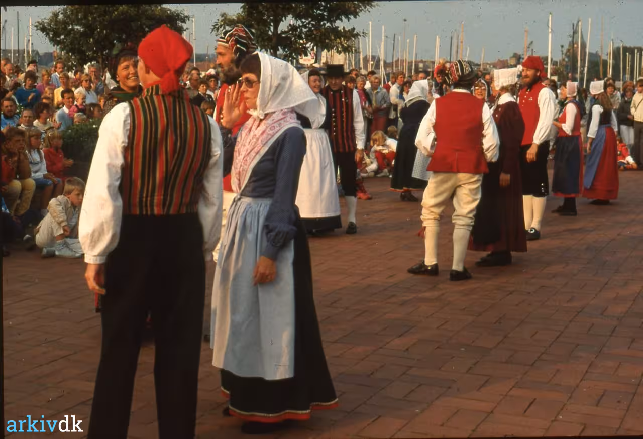 arkiv.dk | Folkedans Marinatorvet Assens