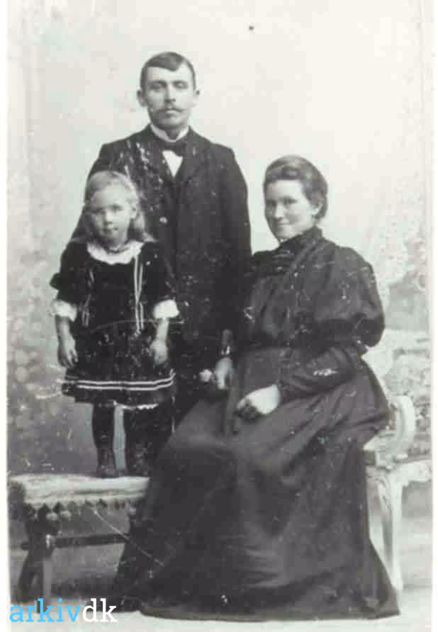 arkiv.dk | Familien Martine og Niels Peter Martinus Jensen med datteren Kristine Jensen ...