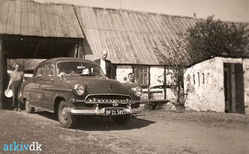arkiv.dk | Peter Kristensen med Opel Kaptain udenfor gården