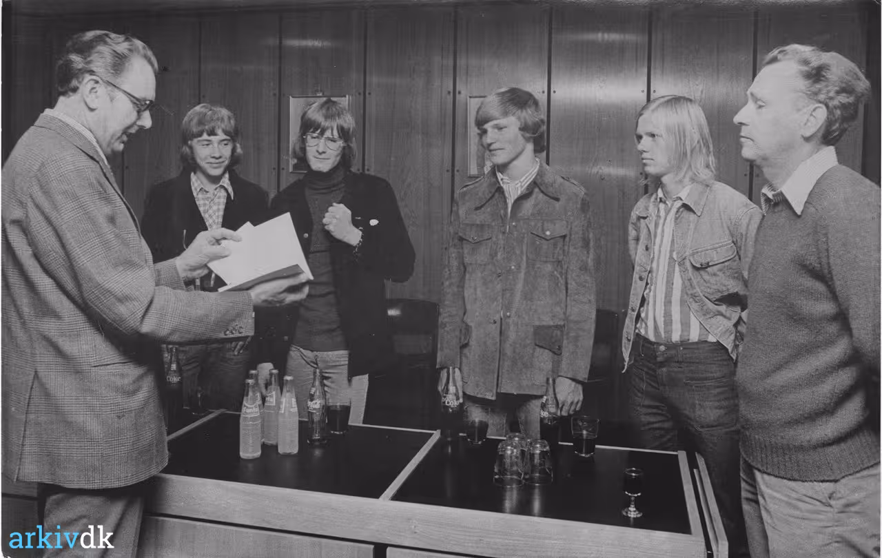 arkiv.dk | Borgmester Albert Svendsen og skoleelever på Store Magleby Rådhus.