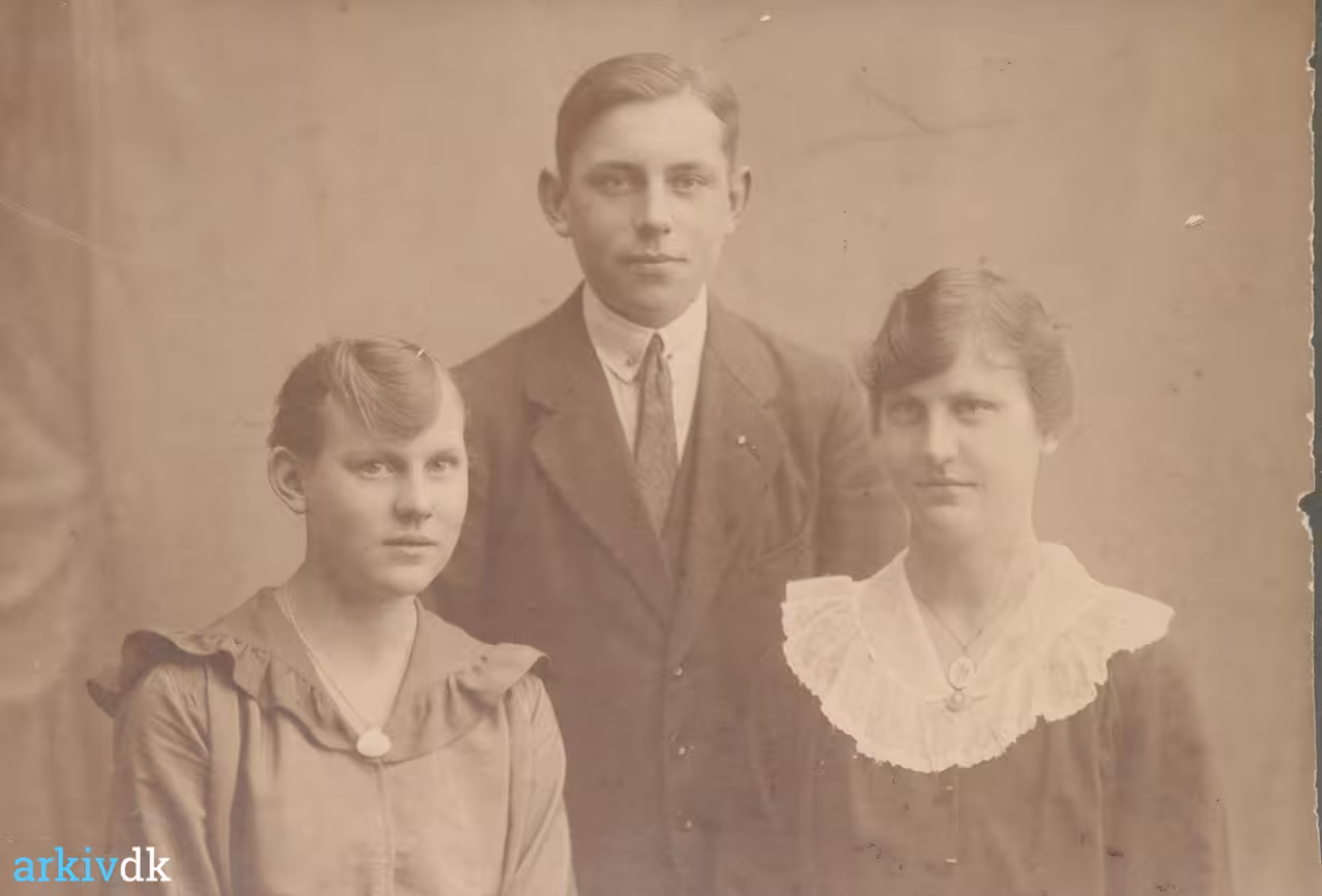 arkiv.dk | Niels Peter Petersen og to søstre