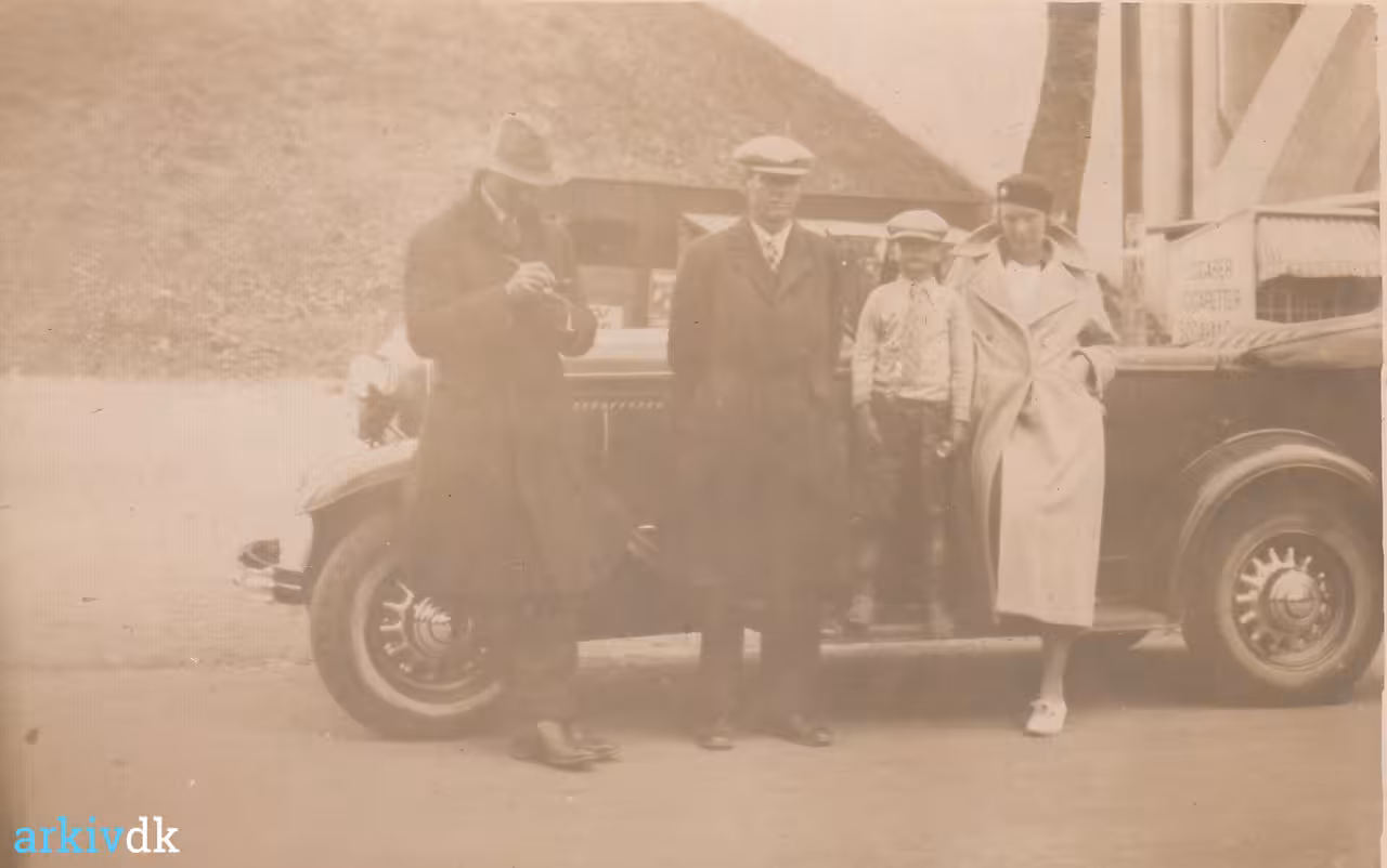 arkiv.dk | Johannes Larsens bil med sønnerne Johan "Lysse" og Andreas "Puf" Larsen, Else Marie ...