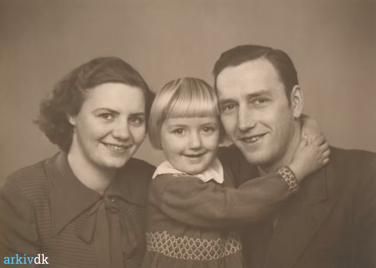 arkiv.dk | Gerda og Anton Jensen med datteren Bente, Vojens.