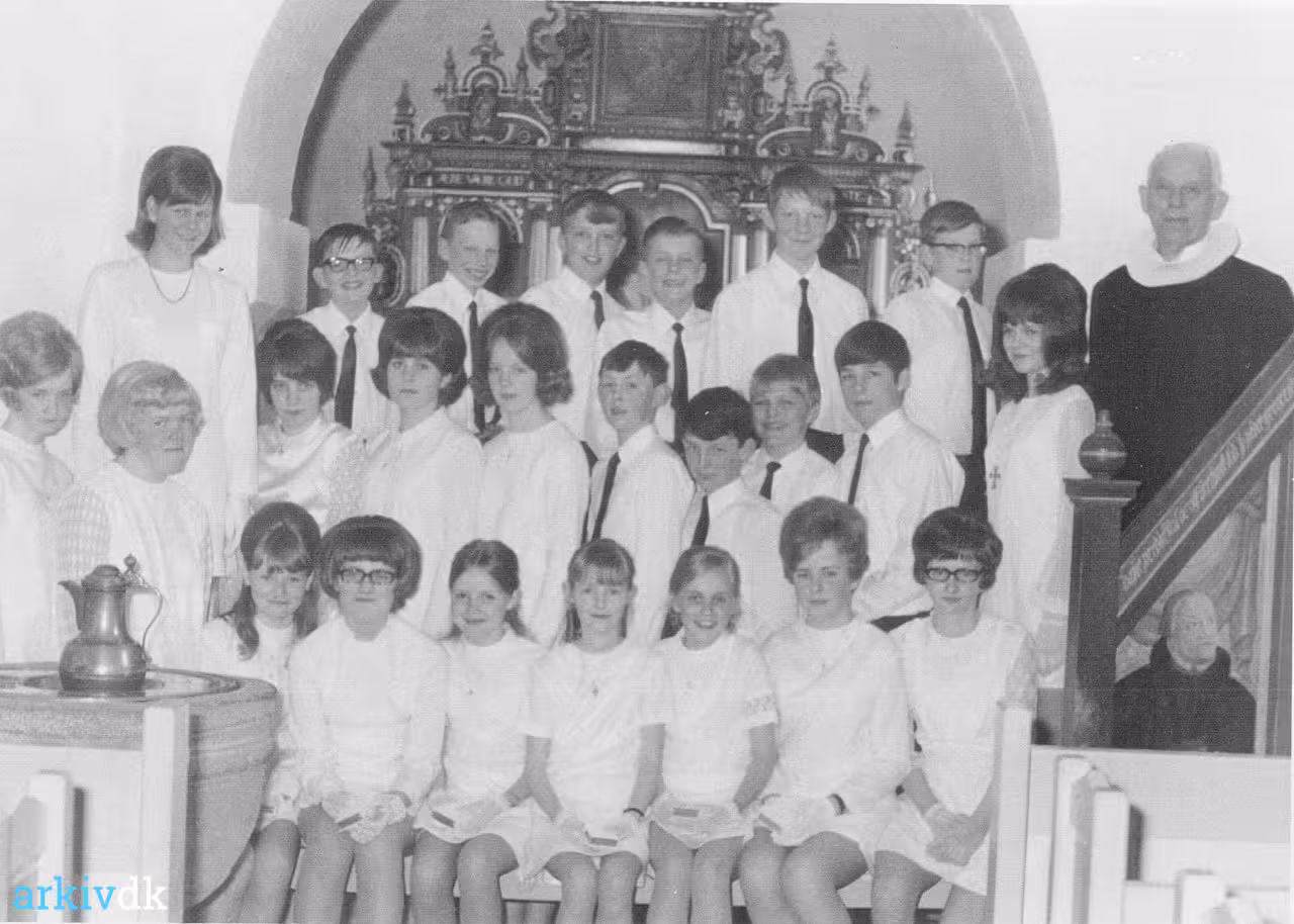arkiv.dk | Konfirmation Vorgod Kirke 1970 ved sognepræst Nørlund Christensen.