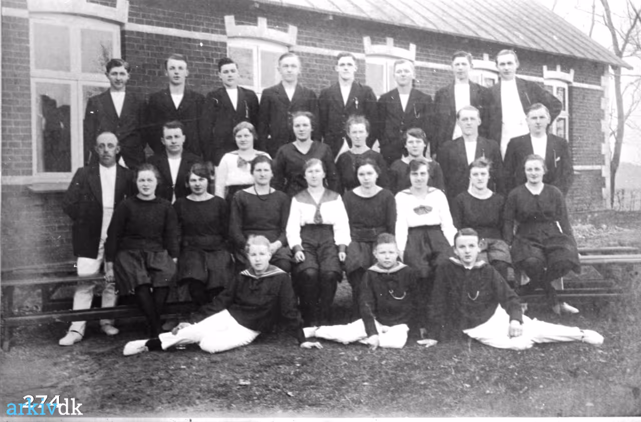 arkiv.dk | Billede fra 1921. Blandet karle og pigehold foran Lindved (Sindbjerg) forsamlingshus.