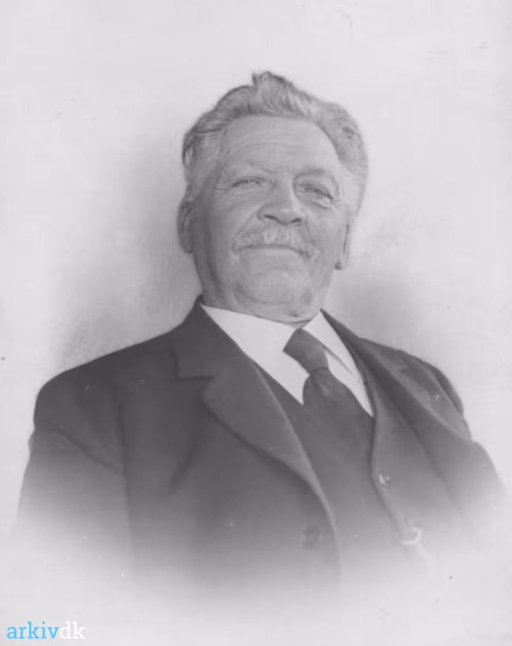 arkiv.dk | Portræt: Hans Jensen (1858-1929) Murermester og teglværksejer