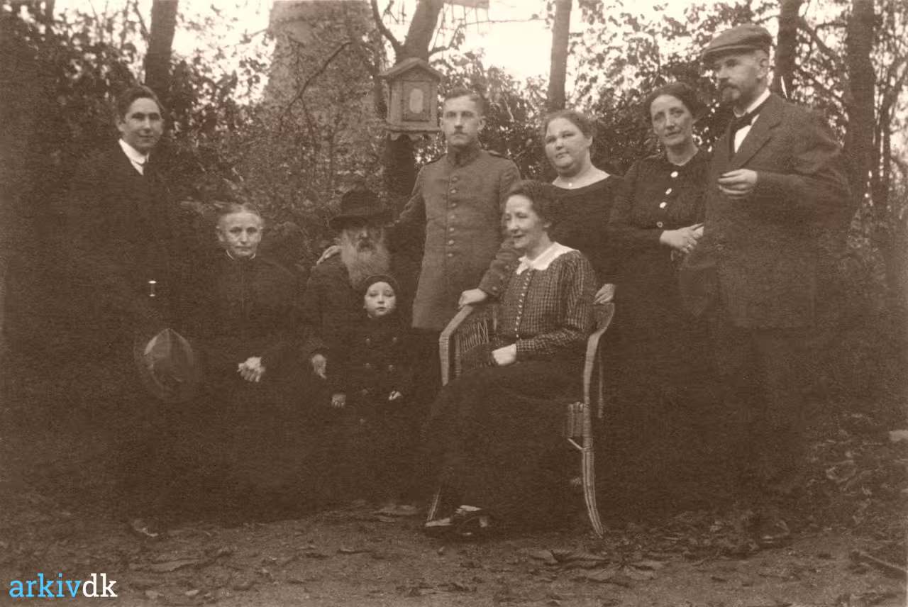 arkiv.dk | Vojens, Familien Schmidt i haven, Vestergade 4.