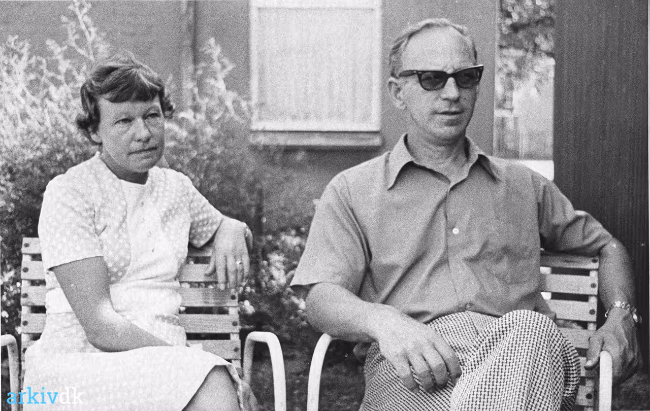 arkiv.dk | Portræt: Else og Charlo Staal Nielsen siddende i havestole