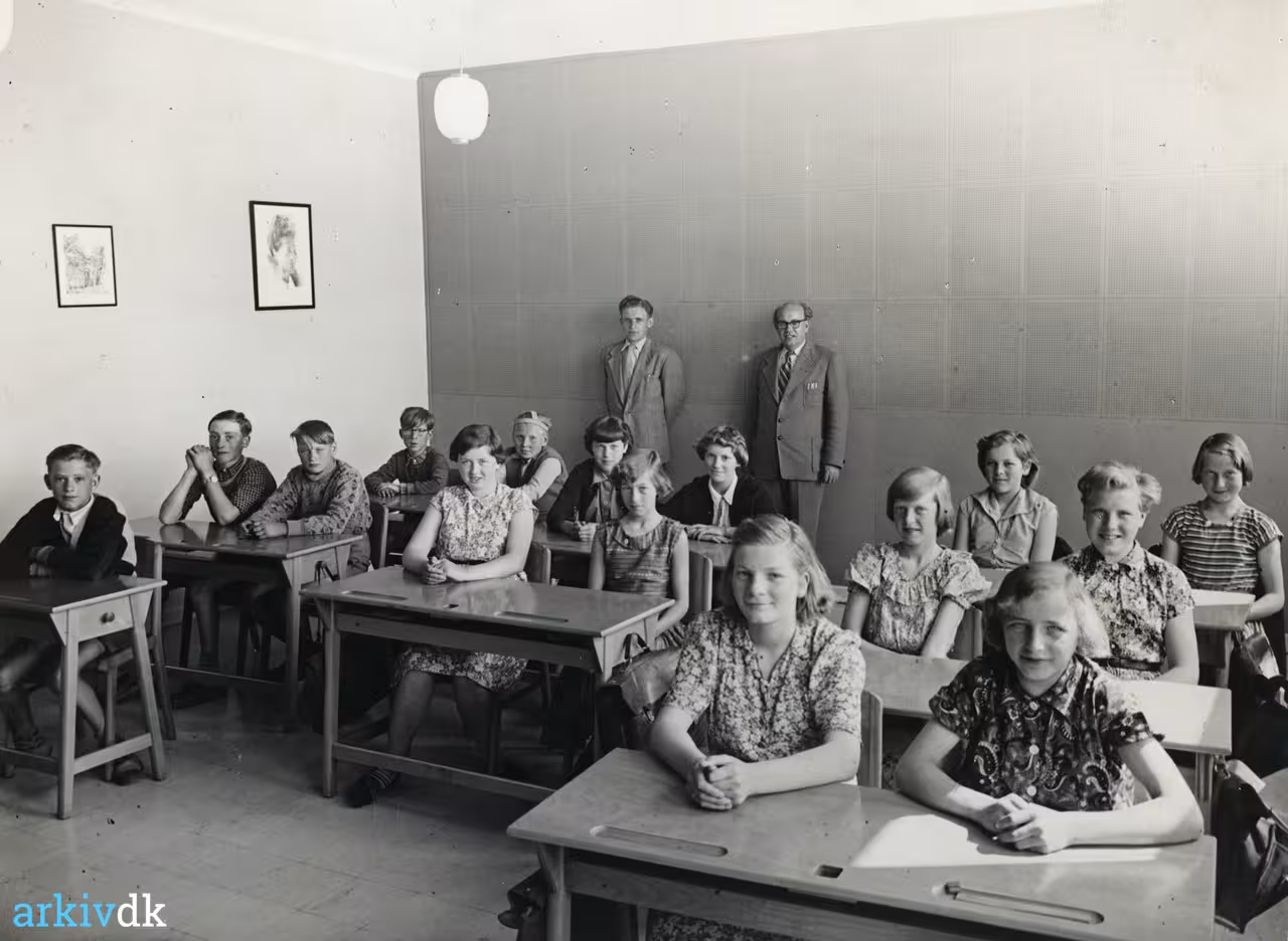 arkiv.dk | Klassefoto af årgang 1942-1943 på Bred Skole, 1950'erne