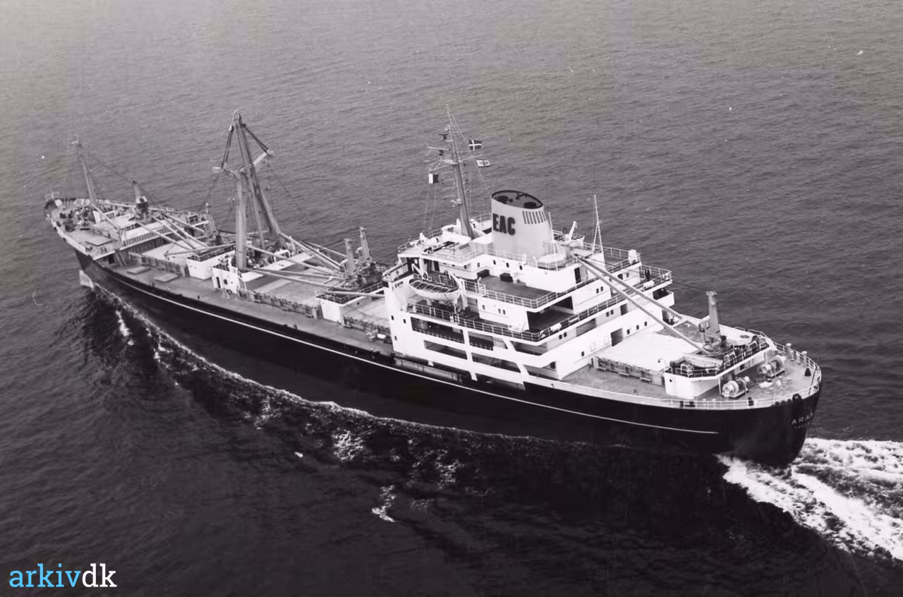 arkiv.dk | Nakskov Skibsværft nybygning nr. 176 M/S Aranya Stabelafløbning den 9-3 1966 Gudmor ...