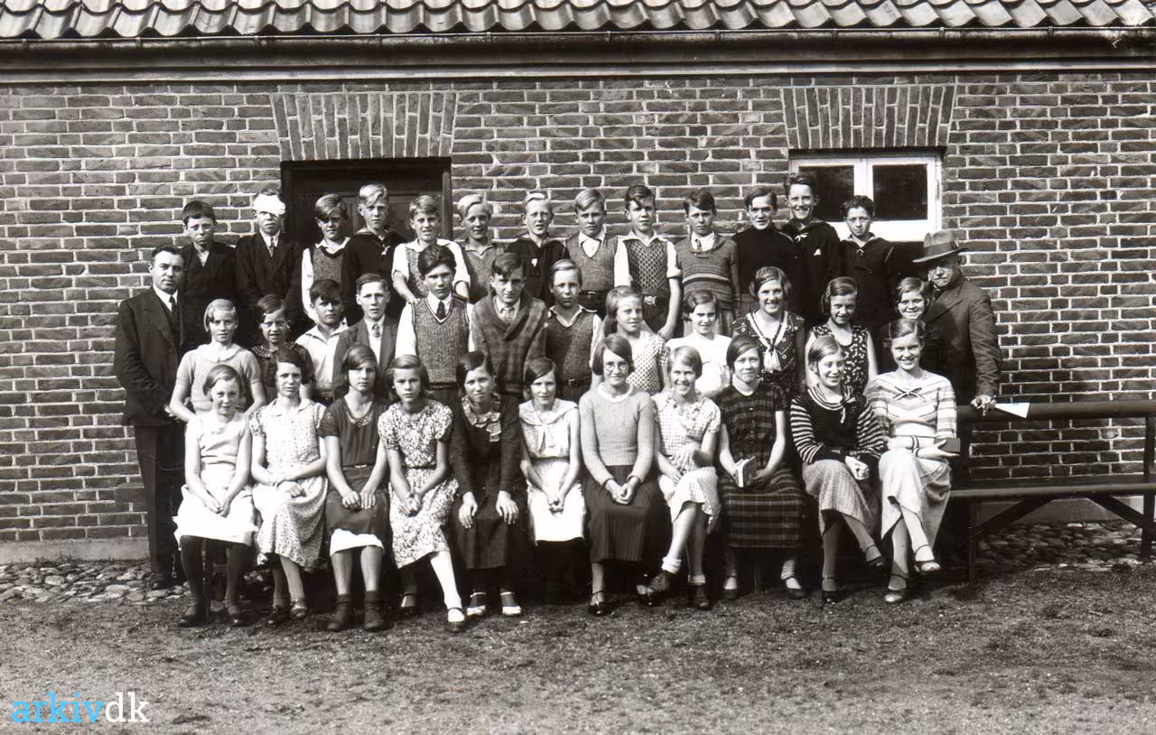 arkiv.dk | Konfirmander i Brande Kirke den 7. oktober 1934, ved pastor Kr. Otte