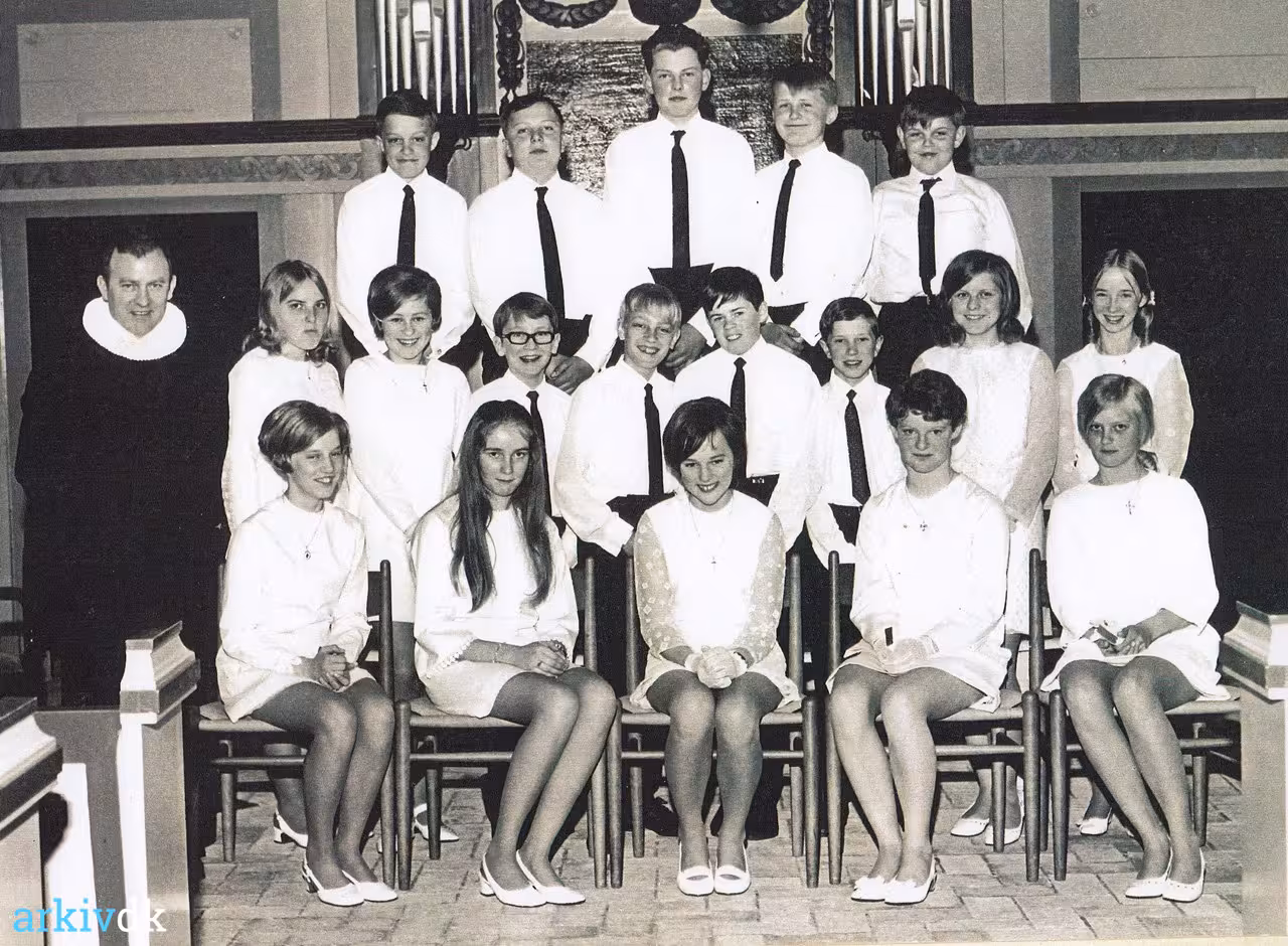 arkiv.dk | konfirmation Durup Kirke d. 2.04 1969