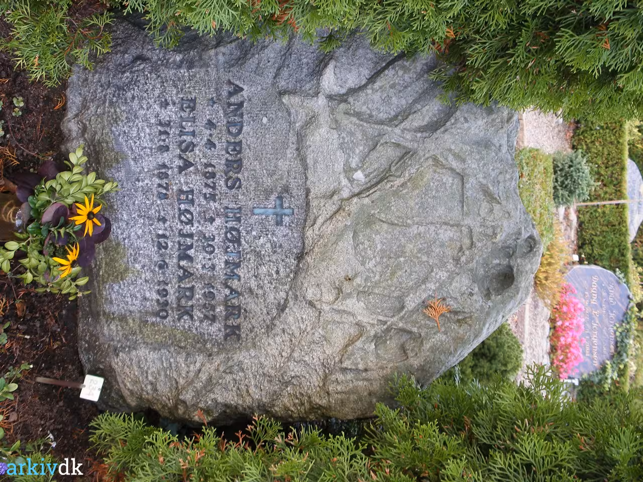 arkiv.dk | Nr. Lyndelse kirkegård 2011, gravsted for gdr. Anders Højmark (1875-1957) og hustru.