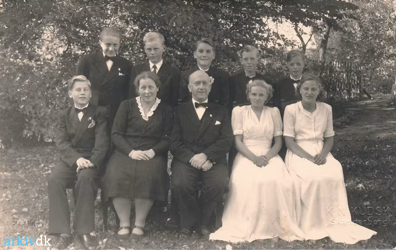 arkiv.dk | Konfirmationsbillede Fruering Præstegaard 1948